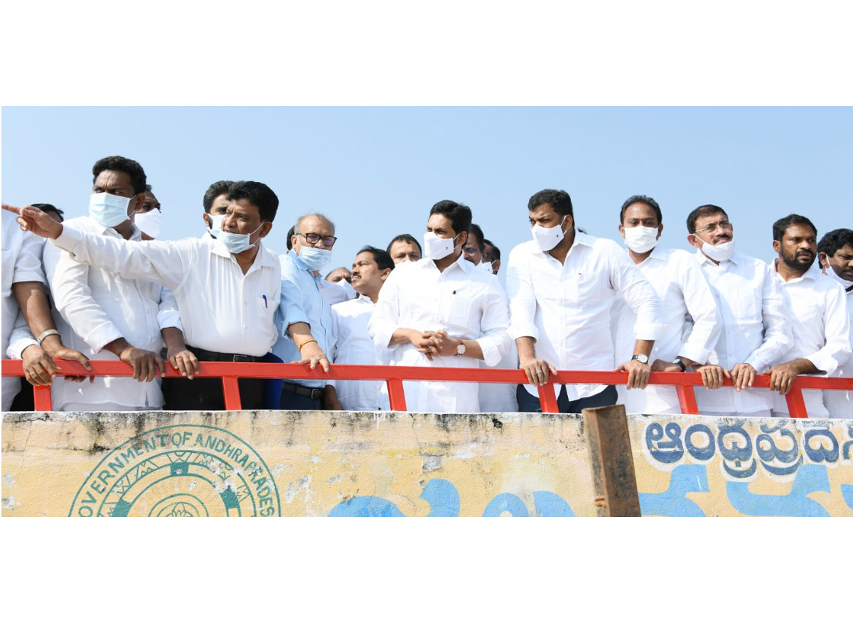 పోలవరం ప్రాజెక్టును సందర్శించిన సీఎం జగన్‌ | CM YS Jagan Inspects Polavaram Project Works Photo ...